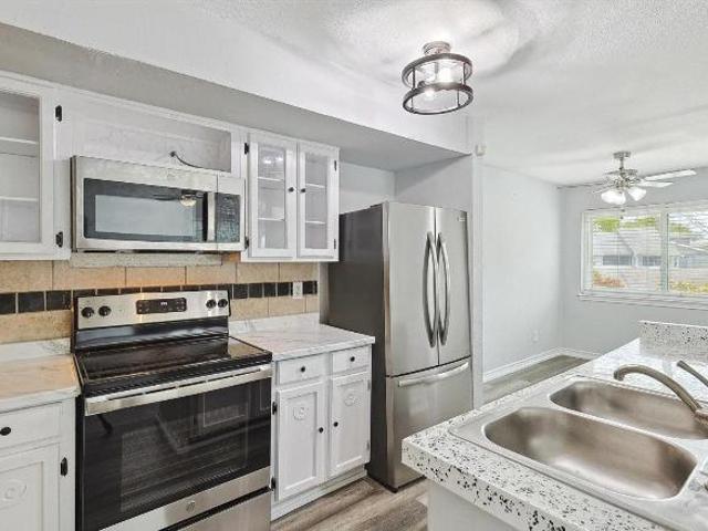 2 Br, 1 bath, Condo 9805 Walnut St