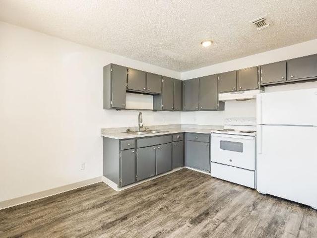 2 Br, 1 bath, Condo 984 E Saxony Drive