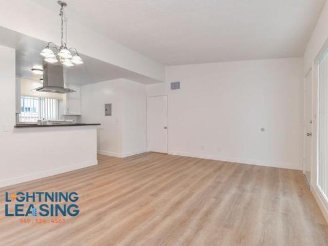 2 Br, 1 bath, Condo 1005 E Doran St