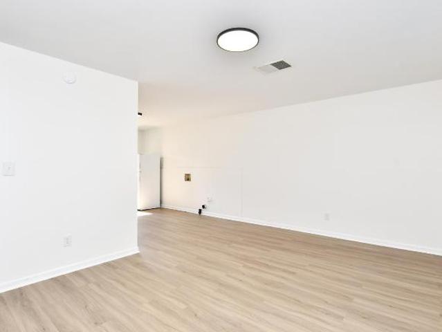2 Br, 1 bath, Condo 100 Burdine Rd