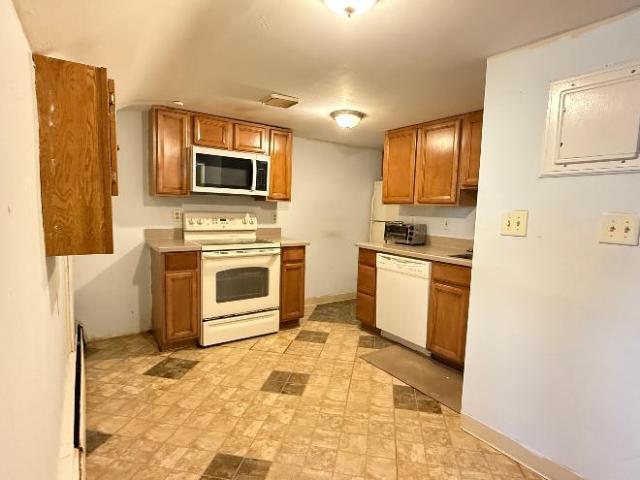 2 Br, 1 bath, Condo 100 Lanark Rd