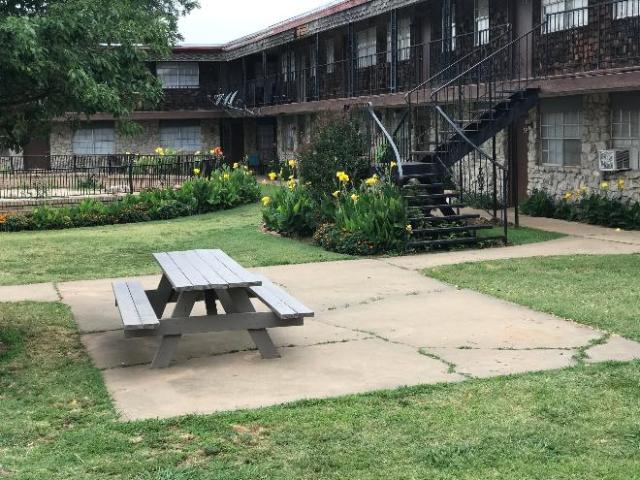 2 Br, 1 bath, Condo 100 N Briarwood