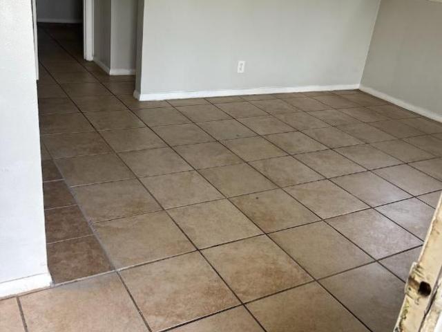 2 Br, 1 bath, Condo 1015 1077 Neville Ave