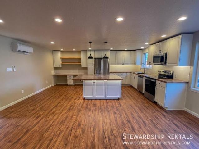 2 Br, 1 bath, Condo 1020 E 18th Ave