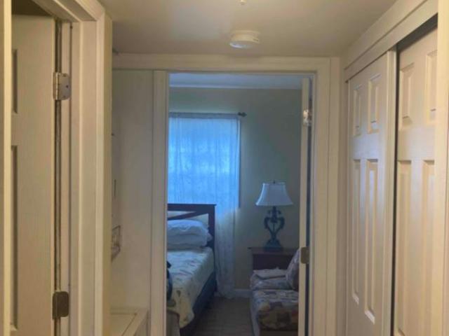 2 Br, 1 bath, Condo 107 Ne 8th St