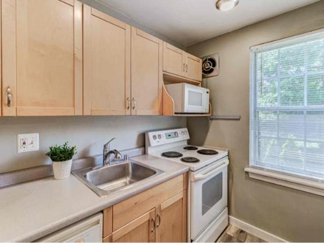 2 Br, 1 bath, Condo 109 E Glebe Rd