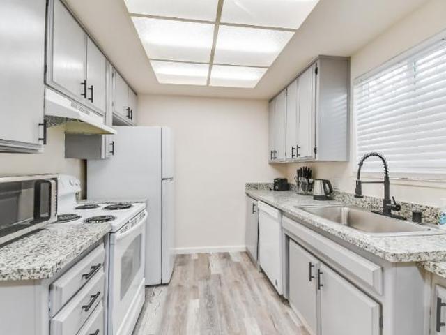 2 Br, 1 bath, Condo 1104 F St