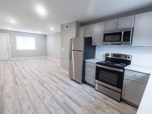 2 Br, 1 bath, Condo 11216 W 60th St
