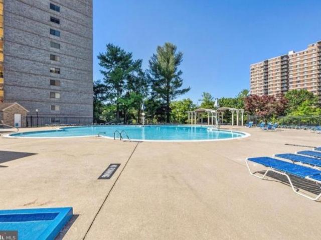 2 Br, 1 bath, Condo 1121 University Blvd W