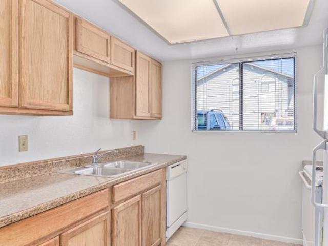 2 Br, 1 bath, Condo 11350 W Tennessee