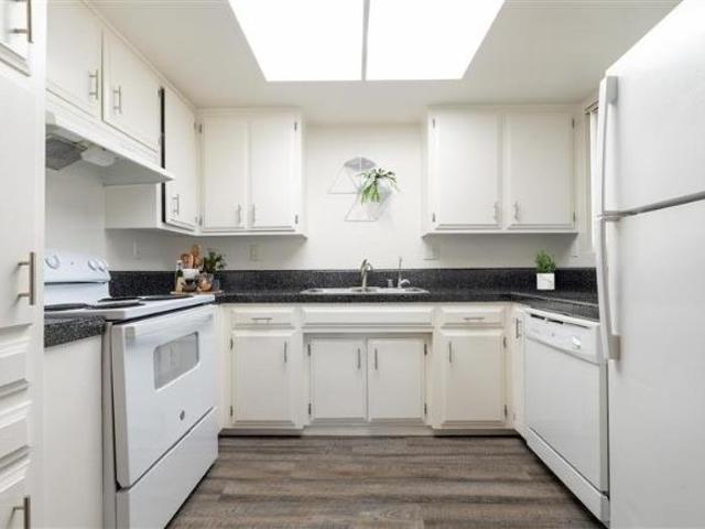 2 Br, 1 bath, Condo 1145 Meadowlake Dr