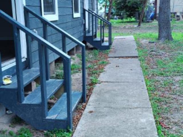 2 Br, 1 bath, Condo 117 119 W Lee St