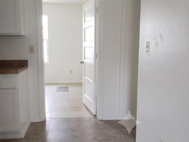2 Br, 1 bath, Condo 117 W Lee St
