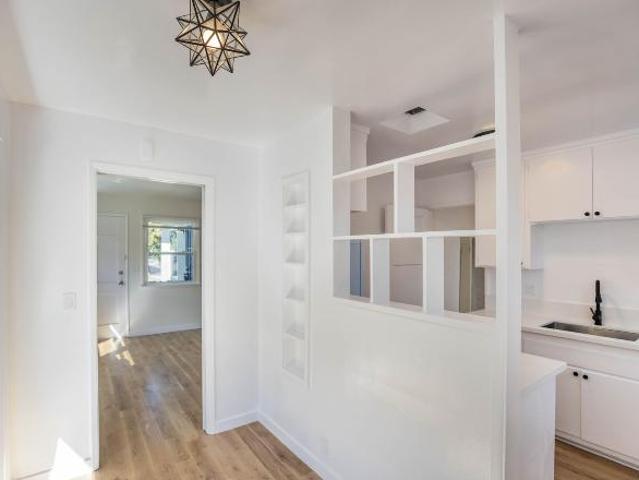 2 Br, 1 bath, Condo 11928 Venice Blvd