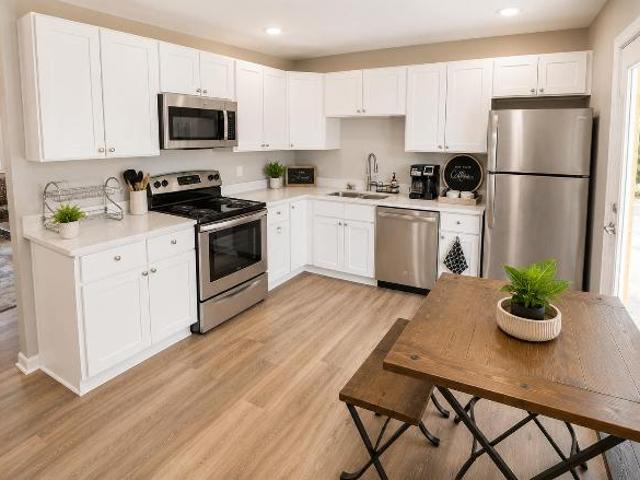 2 Br, 1 bath, Condo 120 Lake Villa Rd