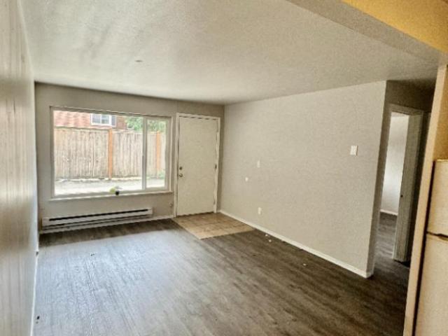 2 Br, 1 bath, Condo 1215 Queen Anne Ave N