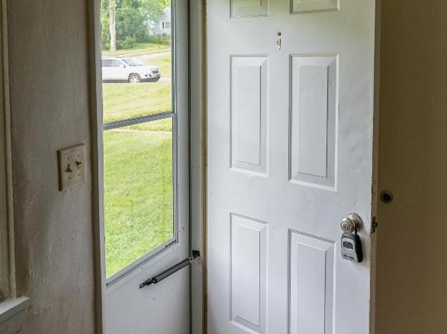2 Br, 1 bath, Condo 1226 Roslyn Ave