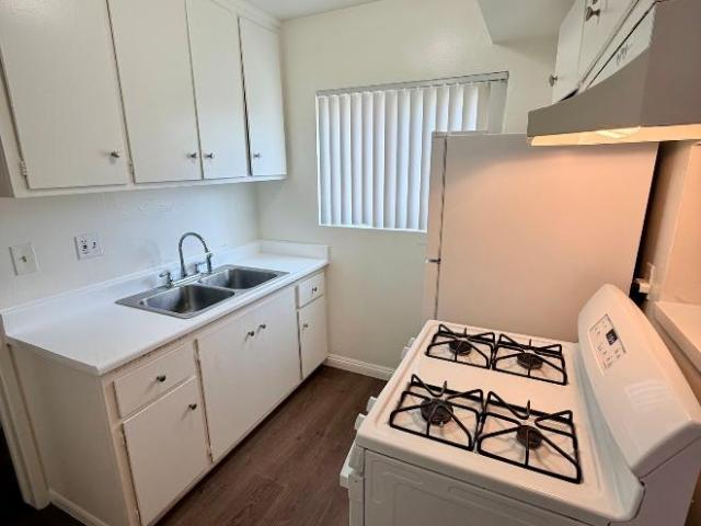 2 Br, 1 bath, Condo 12414 Dunrobin Ave