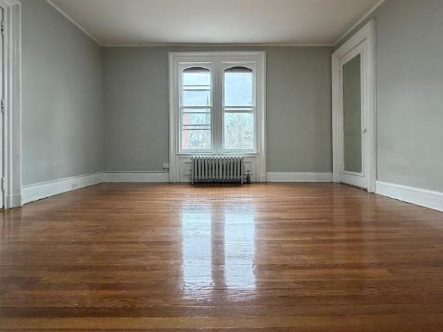 2 Br, 1 bath, Condo 124 E7th St