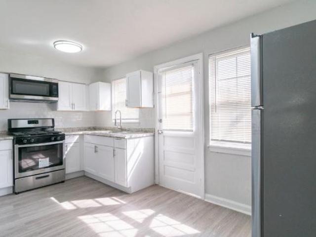 2 Br, 1 bath, Condo 124 Yorke St