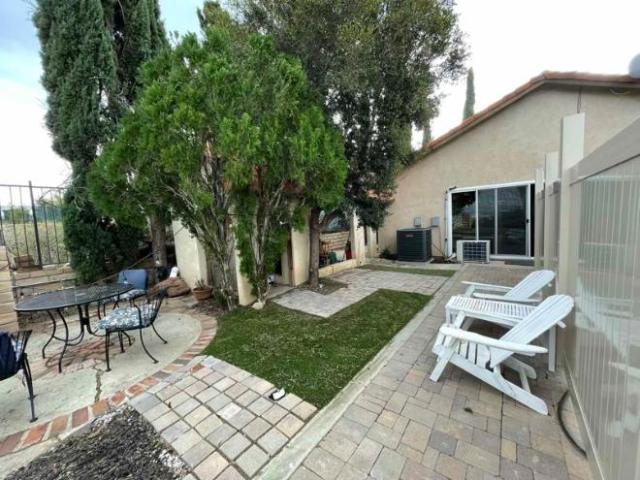 2 Br, 1 bath, Condo 12800 Woodley Ave