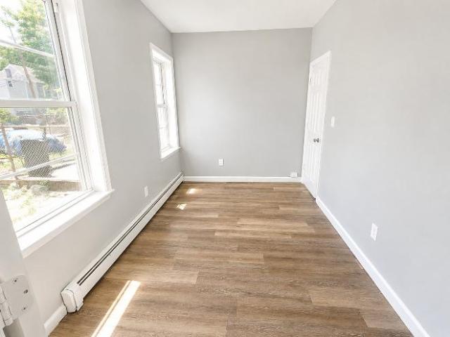 2 Br, 1 bath, Condo 128 E Holsman St
