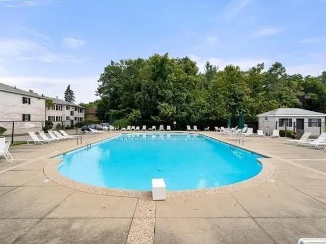 2 Br, 1 bath, Condo 128 Lake Shore Rd