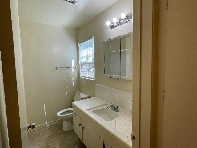 2 Br, 1 bath, Condo 1302 E Kingsley Ave
