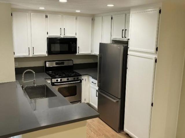 2 Br, 1 bath, Condo 13100 Bromont Ave