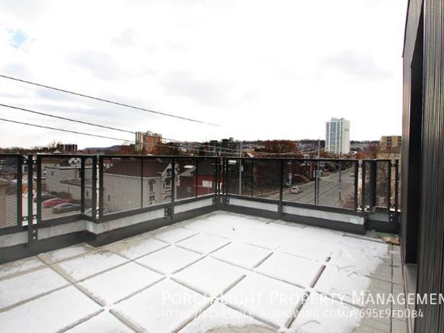 2 Br, 1 bath, Condo 131 Wellington St N