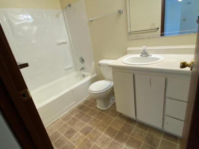 2 Br, 1 bath, Condo 13218 Ambaum Blvd SW
