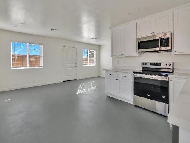 2 Br, 1 bath, Condo 1340 W Mariposa Ave