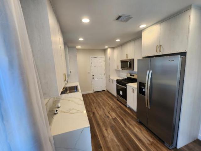 2 Br, 1 bath, Condo 1364 Belle St