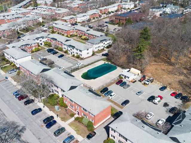 2 Br, 1 bath, Condo 137 Lake Shore Rd