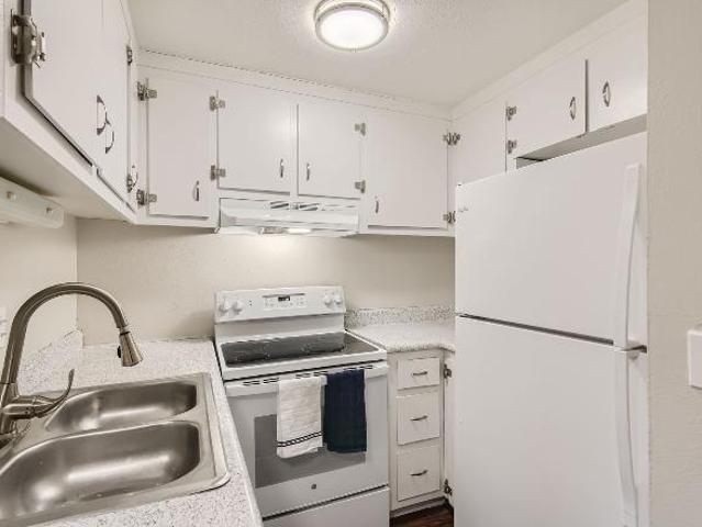 2 Br, 1 bath, Condo 1400 W Mississippi Ave