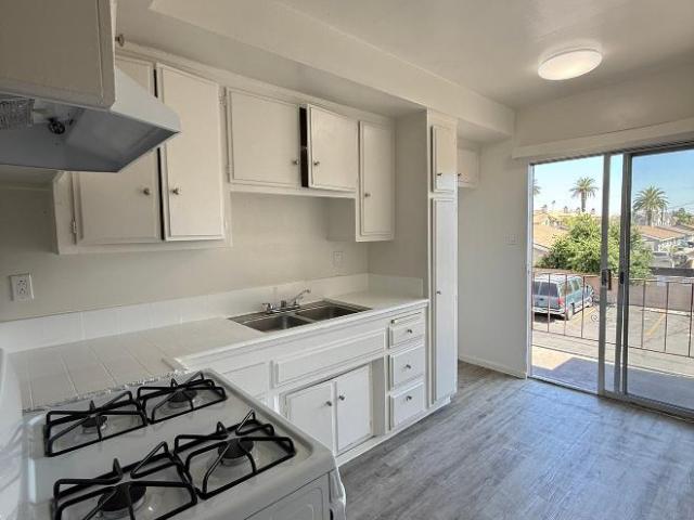 2 Br, 1 bath, Condo 14026 Paramount Blvd