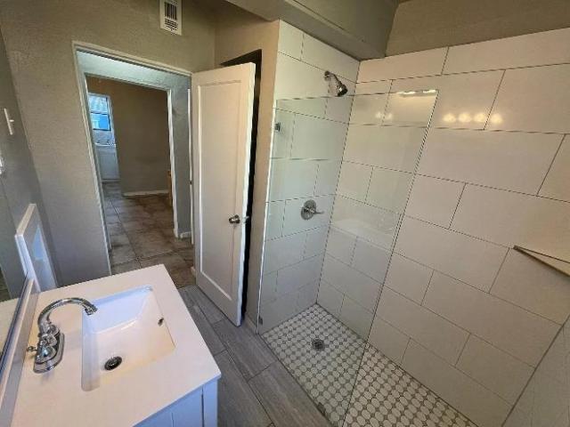 2 Br, 1 bath, Condo 1410 Ashwood Rd