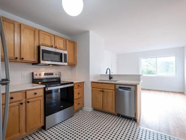 2 Br, 1 bath, Condo 1437 Lucile Ave SW