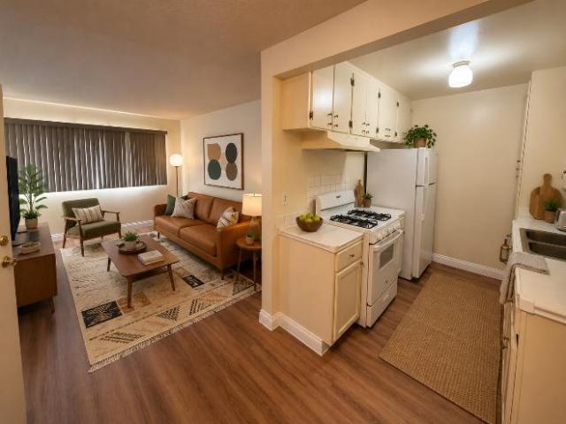 2 Br, 1 bath, Condo 1433 W 84th Pl