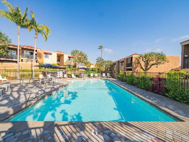 2 Br, 1 bath, Condo 1440 Oak Dr