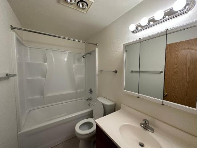 2 Br, 1 bath, Condo 14421 8th Ave SW