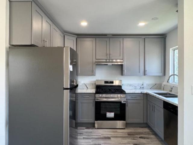 2 Br, 1 bath, Condo 15029 Burbank Blvd