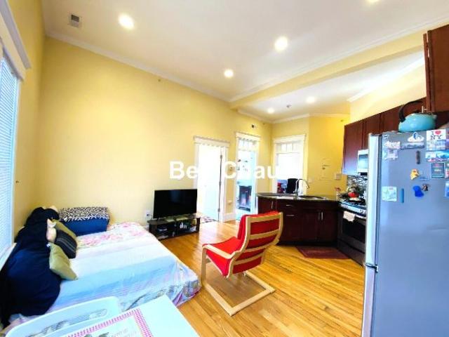 2 Br, 1 bath, Condo 156 Magazine St