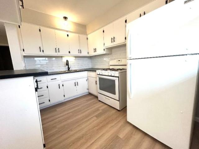 2 Br, 1 bath, Condo 1590 N La Fox St
