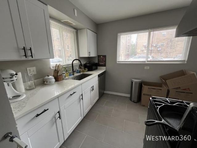 2 Br, 1 bath, Condo 1624 W Touhy Ave