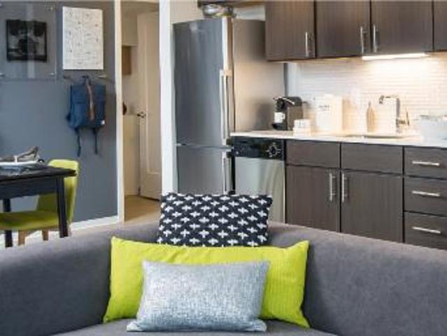 2 Br, 1 bath, Condo 167 W Superior