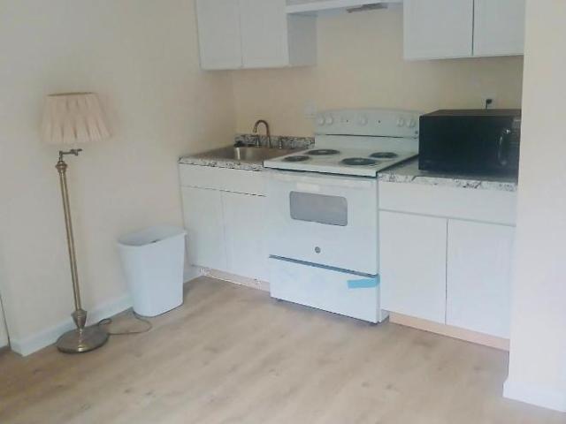 2 Br, 1 bath, Condo 16845 Hillsboro Rd