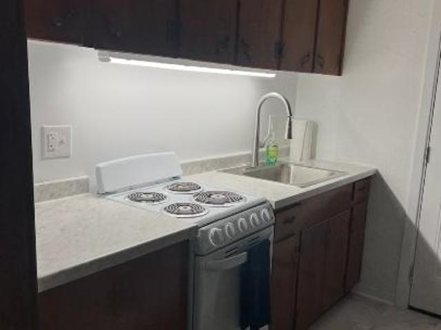 2 Br, 1 bath, Condo 1708 Holloman Dr