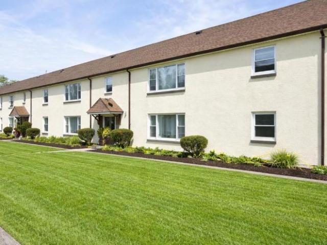 2 Br, 1 bath, Condo 1742 Confederation Line