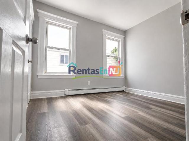 2 Br, 1 bath, Condo 175 Woodside Ave